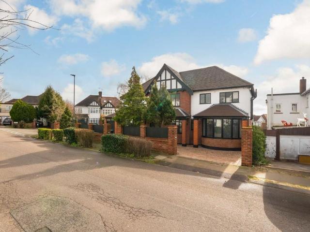 Forestdale, London N14 5 bed house to rent £5,750 pcm £1,327 pw