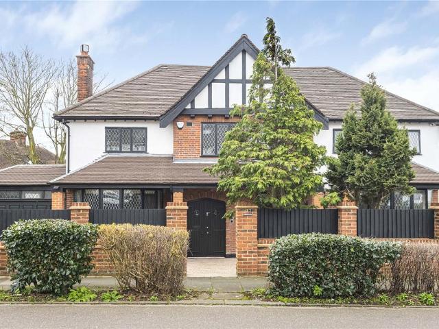 Forestdale, Southgate, N14 5 bed detached house to rent £5,750 pcm £1,327 pw
