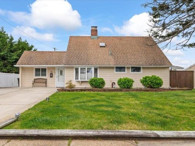 Forester Ln, Levittown, Home For Sale