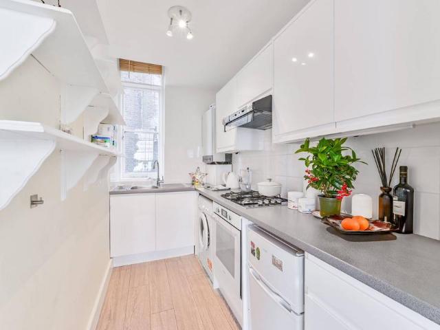Formosa Street, Little Venice. Studio to rent £2,250 pcm £519 pw