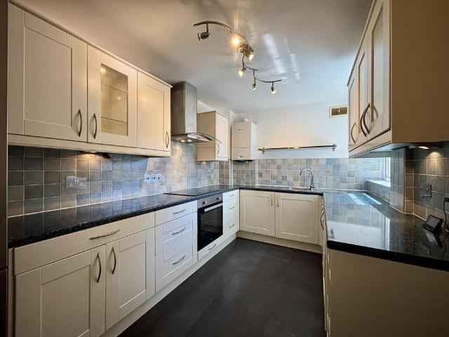 Forsythe Shades Court, Beckenham, BR3 2 bed flat to rent £1,900 pcm £438 pw