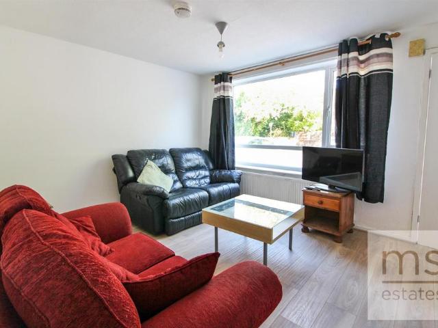 Forsythia Gardens, Nottingham NG7 4 bed terraced house to rent £1,716 pcm £396 pw