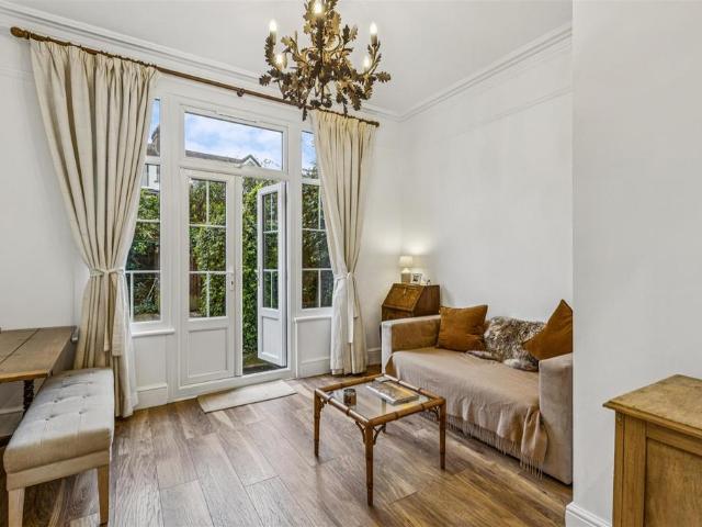 Foster Road, Chiswick, London 1 bed flat to rent £1,750 pcm £404 pw