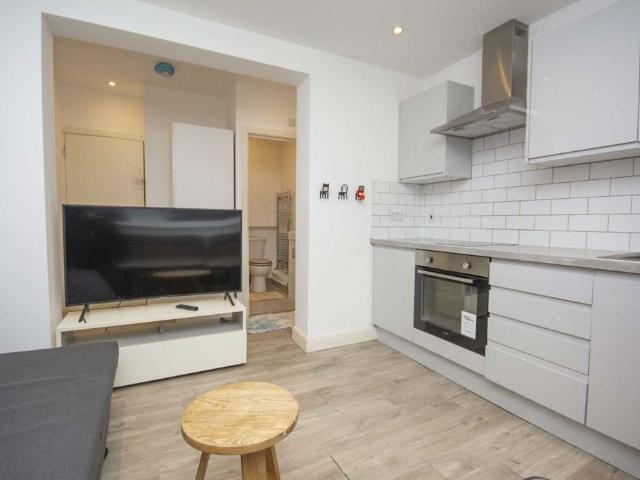 Foscote Road, London NW4 1 bed flat to rent £1,870 pcm £432 pw