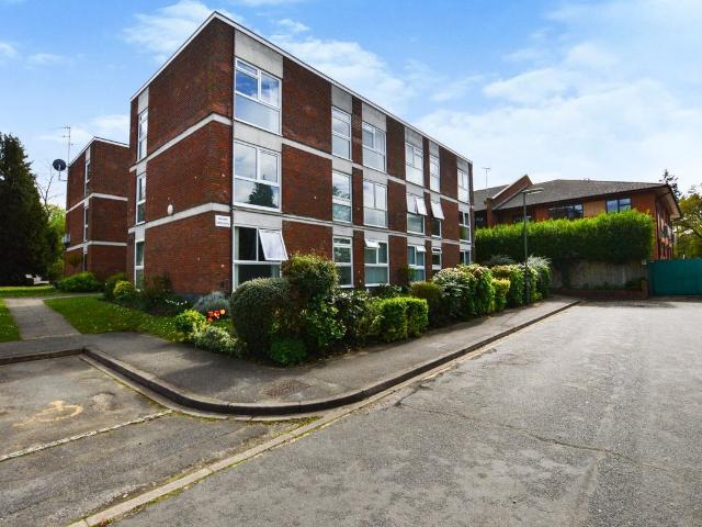 Fosse Way, West Byfleet, Surrey KT14, 2 bed flat to rent, £1,350 pcm | PrimeLocation