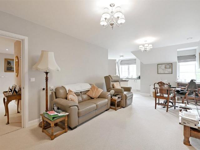 Fosseway, Stow on the Wold. 2 bed apartment to rent £2,450 pcm £565 pw