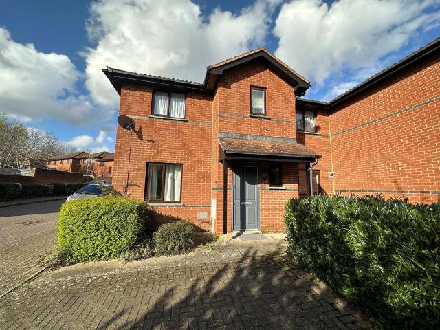 Fossey Close, Shenley Brook End, MK5 2 bed semi detached house to rent £1,295 pcm £299 pw