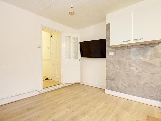 Fotheringham Road, Enfield, EN1 2 bed flat to rent £1,650 pcm £381 pw