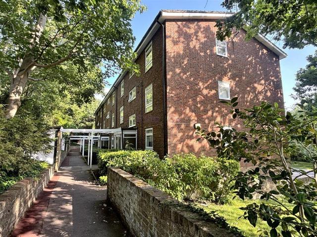 Fountain Drive, South Dulwich, SE19 1 bed flat to rent £1,550 pcm £358 pw