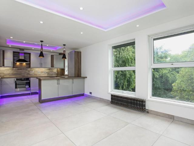Fountain Gardens Windsor SL4 2 bed apartment to rent £1,800 pcm £415 pw