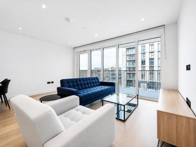 Fountain Park Way London W12 1 bed apartment to rent £3,033 pcm £700 pw