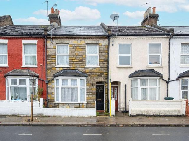 Fountain Road, Tooting, London, SW17 3 bed terraced house to rent £2,701 pcm £623 pw