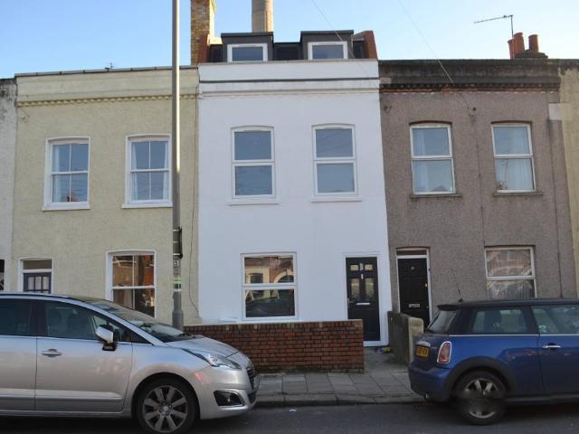 Fountain Road, Tooting, London. 4 bed terraced house to rent £3,300 pcm £762 pw