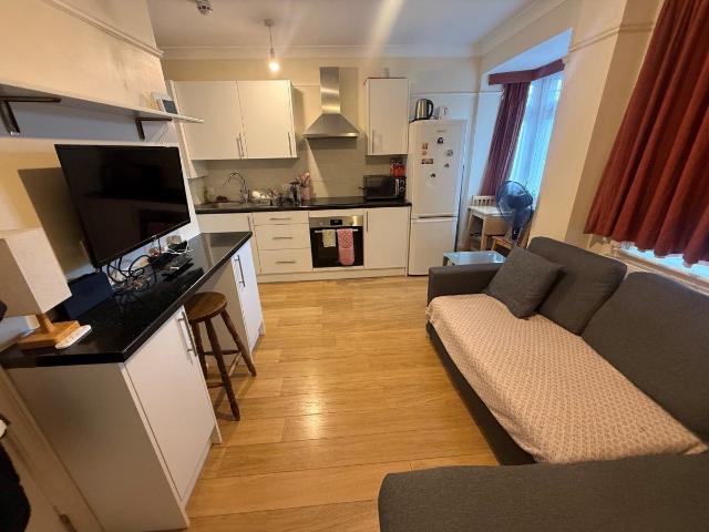 Fountains Crescent, Southgate N14, 1 bed flat to rent, £1,450 pcm | PrimeLocation