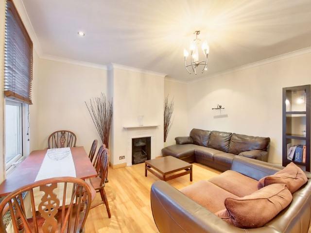 Four Bed Two Bath Victorian Converted Split Level Flat to Rent in London, SW18