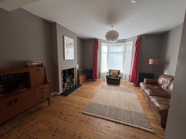 Four bed house bills inc no deposit no refs