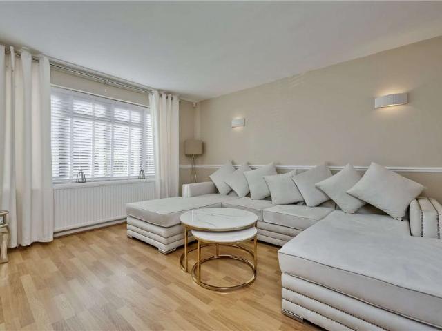 Four bedroom detached family home in a popular residential location in Windlesham