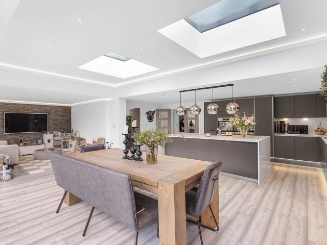 Four Bedroom Detached House in Cuffley 4 bed detached house to rent £4,500 pcm £1,038 pw