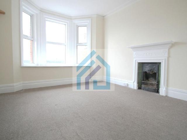 Four bedroom flat in a sought after. 4 bed flat to rent £1,600 pcm £369 pw