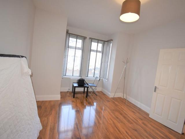 four bedroom house with two bathroom off ilford lane
