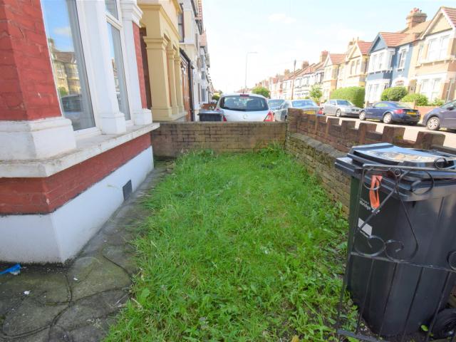 Four bedroom house with two bathroom off ilford lane