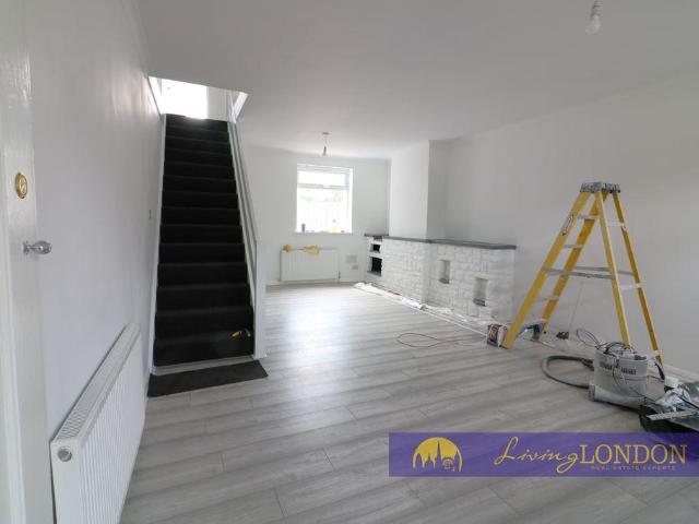 Four Bedroom House to Rent 4 bed end of terrace house to rent £2,600 pcm £600 pw