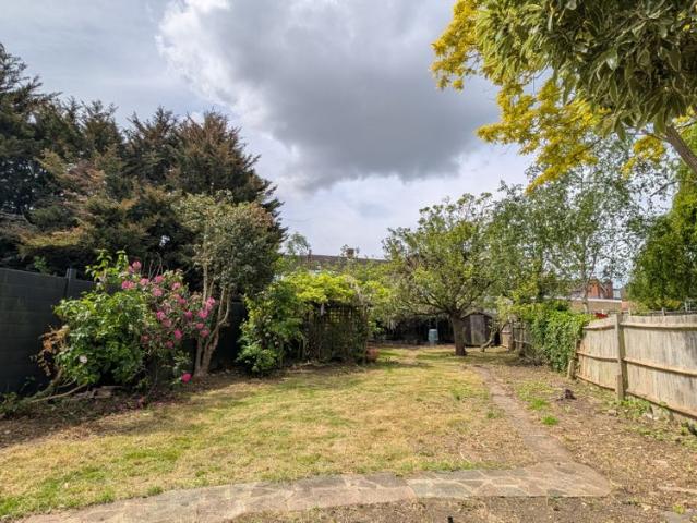 Four Bedroom Harrow House: Huge Garden, Garage & Driveway