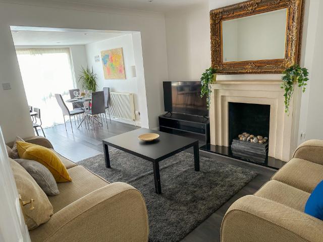 Four bedroom semi detached house with parking Has a House
