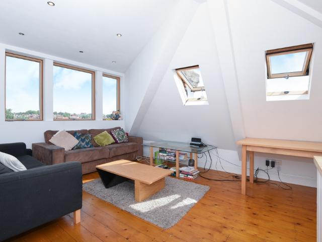 Four Bedrooms Two Bathroom Bright Flat to Rent in Crouch End
