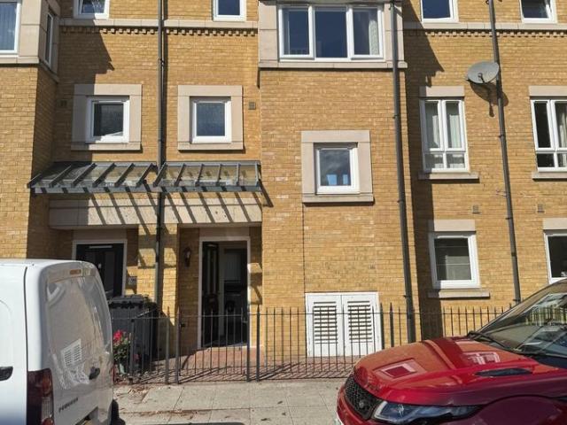 Four Chimneys Crescent, Hampton Hargate PE7, 4 bed flat to rent, £1,400 pcm | PrimeLocation