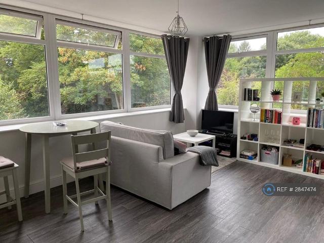 Four Corners Chertsey, Chertsey, KT16 1 bed flat to rent £1,450 pcm £335 pw