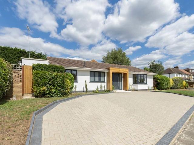 Four Wents, Cobham KT11 3 bed bungalow to rent £4,400 pcm £1,015 pw