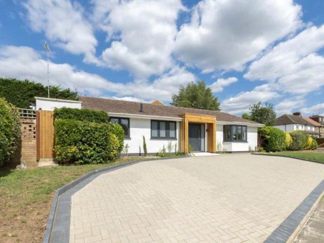Cobham, Surrey, KT11 3 bed bungalow to rent £4,400 pcm £1,015 pw