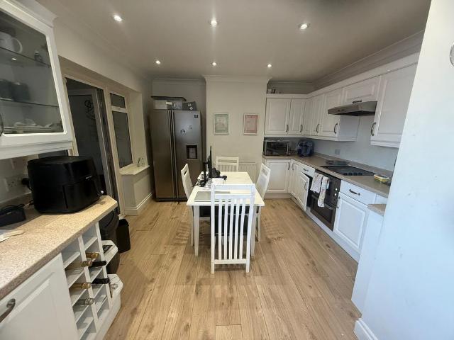 Fouracres, Enfield EN3 4 bed semi detached house to rent £2,700 pcm £623 pw