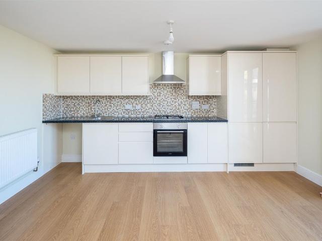 Fourth Cross Road, Twickenham TW8, 1 bed flat to rent, £1,600 pcm | PrimeLocation