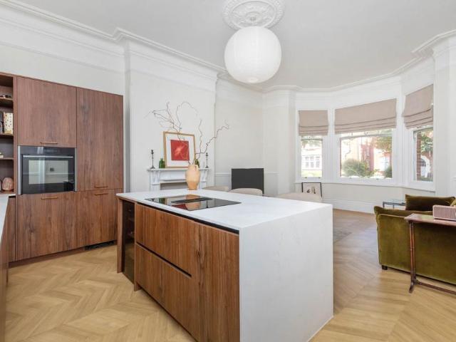 Fourth Avenue, Hove 2 bed flat to rent £2,500 pcm £577 pw