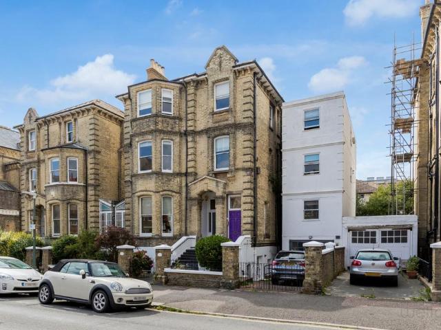Fourth Avenue, Hove BN3 2 bed apartment to rent £2,295 pcm £530 pw