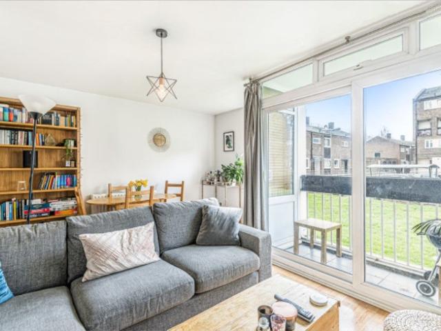 Fownes Street, London SW11, 3 bed maisonette to rent, £3,200 pcm | PrimeLocation