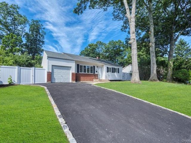 Foxwood Dr E, Huntington Station, Home For Sale