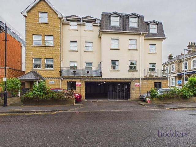 Fox Court, Fox Lane North, Chertsey. 2 bed apartment to rent £1,575 pcm £363 pw