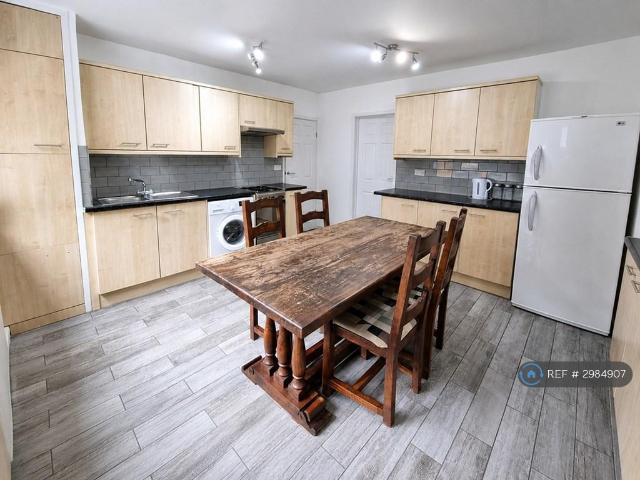 Foxcroft Way, Leeds, LS6 4 bed maisonette to rent £1,268 pcm £293 pw