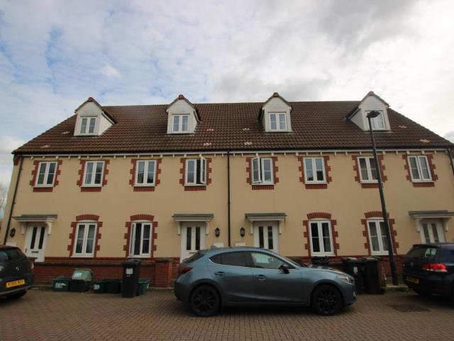 Foxglove Close, Stoke Gifford BS34 4 bed terraced house to rent £2,240 pcm £517 pw