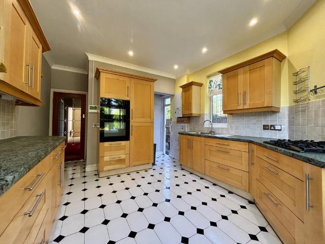 Foxgrove Road, Beckenham, BR3 3 bed flat to rent £2,250 pcm £519 pw