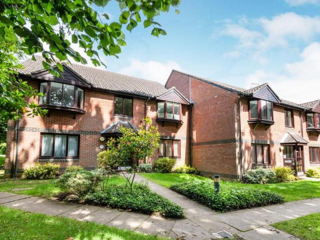Foxhills, Woking, GU21 2 bed flat to rent £1,295 pcm £299 pw