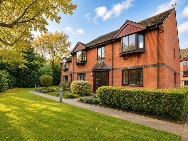 Foxhills, Woking, Surrey, GU21 2 bed apartment to rent £1,450 pcm £335 pw