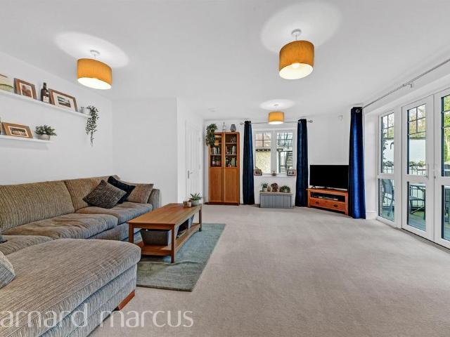 Foxley Lane, Purley 2 bed apartment to rent £1,875 pcm £433 pw