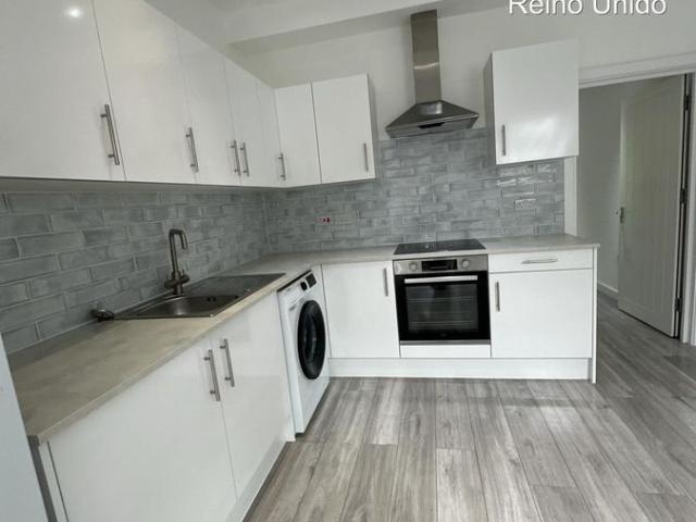 Foxley Lane, Purley CR8, 2 bed flat to rent, £1,750 pcm | PrimeLocation
