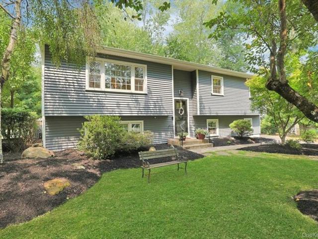 Flower Ln, Valley Cottage, Home For Sale