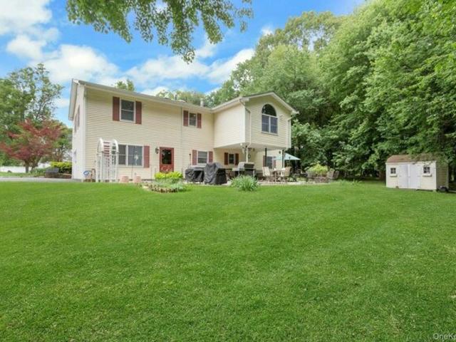 Flower Ln, Valley Cottage, Home For Sale