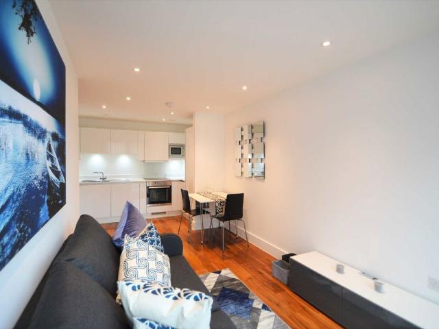 Flower Lane, London NW7, 1 bed flat to rent, £1,650 pcm | PrimeLocation